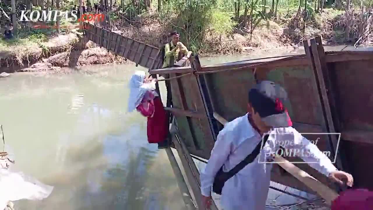 Berita Harian Jembatan Gantung Di Sungai Cikaso Terbaru Hari Ini - Kompas.com