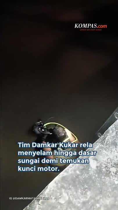 Damkar Rela Selami Sungai Saat Malam demi Temukan Kunci Motor yang Hilang