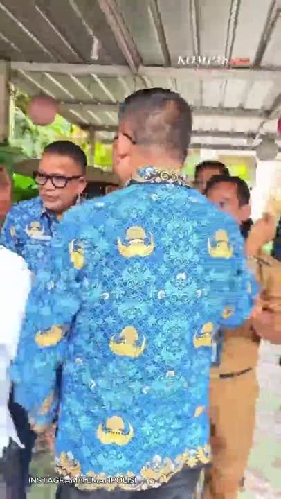 Wali Kota Prabumulih Peluk Kepsek dan Satpam SMPN 1, Hadiahi Motor Listrik