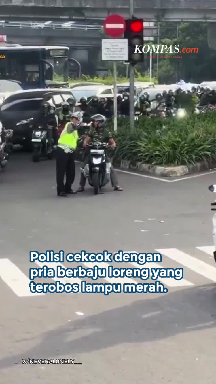 Polisi Cekcok dengan Pria Berbaju Loreng Penerobos Lampu Merah