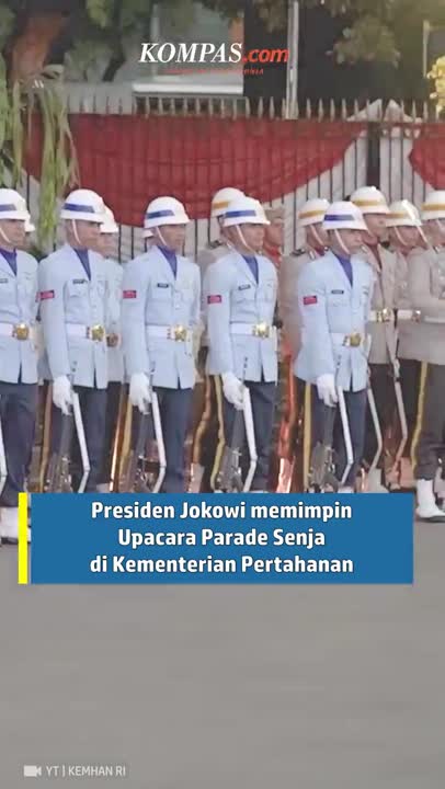 Momen Jokowi Pimpin Upacara Parade Senja di Kementerian Pertahanan