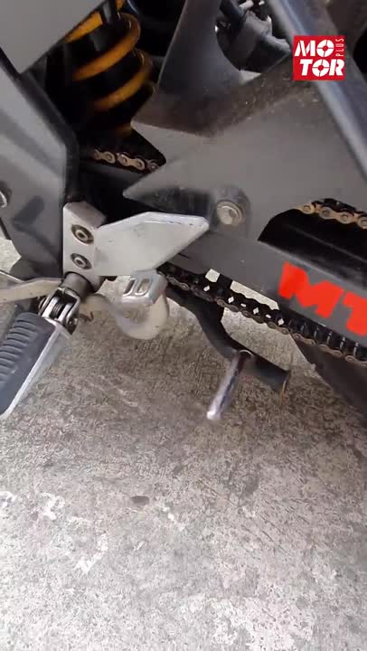 Video: Ini Alasan Standar Tengah Motor Punya Pijakan Kaki Lebih Panjang ...